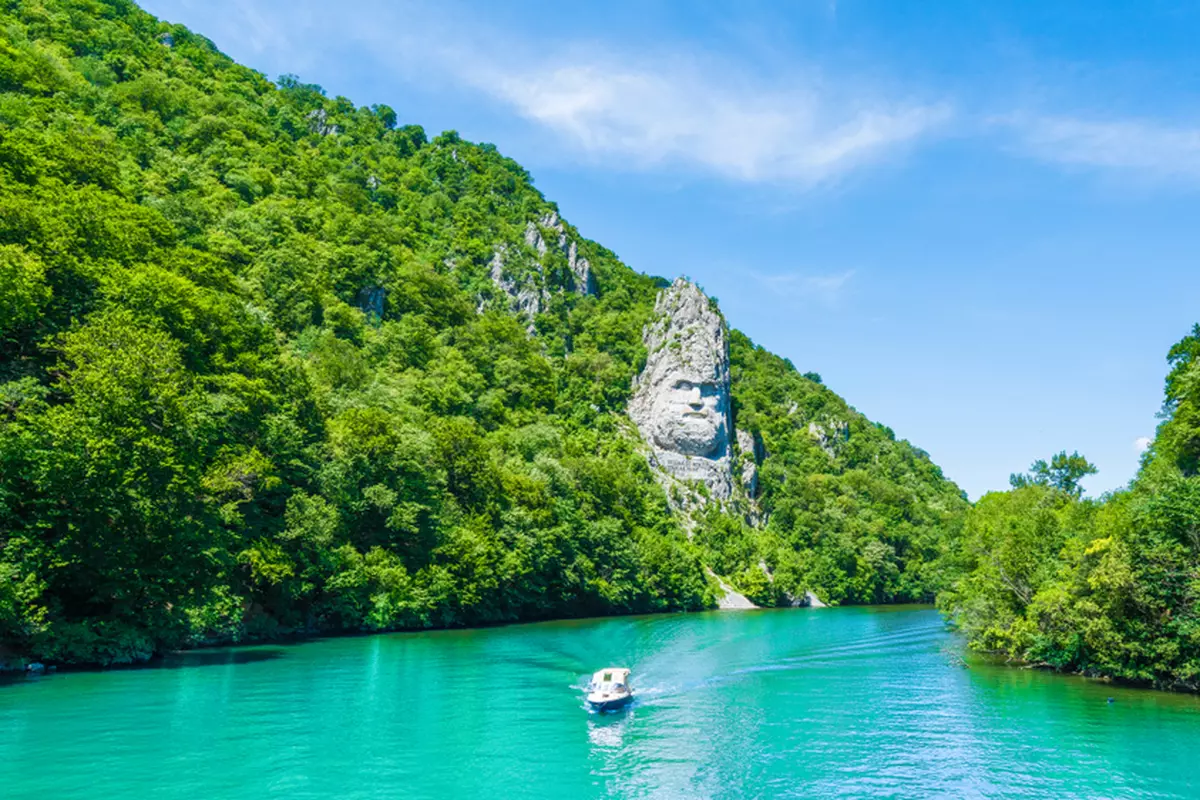 Cazanele Dunării te așteaptă: vacanță de 4 nopți între stânci și ape ...